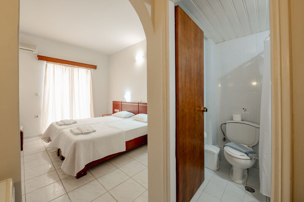 Economy Room – Canadian Hotel